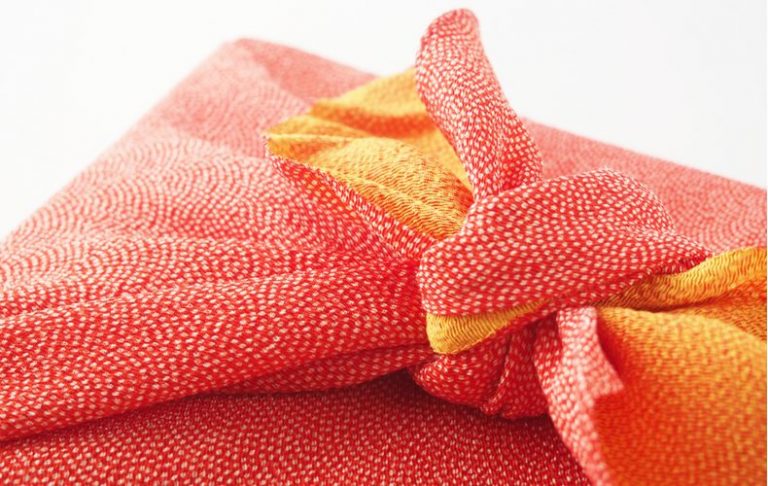 縮緬とは表面に細かいしぼのある絹織物のこと｜読み方や特徴、種類をご紹介