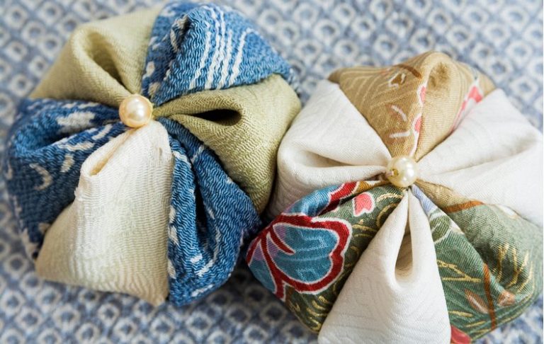 縮緬とは表面に細かいしぼのある絹織物のこと｜読み方や特徴、種類をご紹介