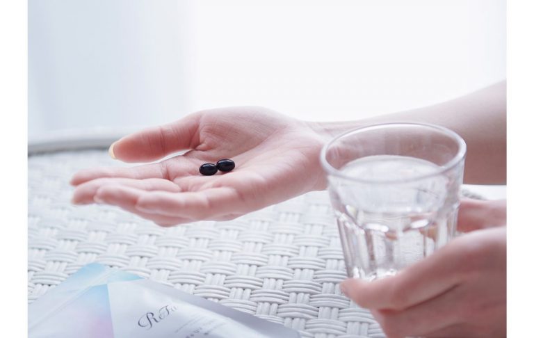 紫外線を防ぎ、肌の弾力もキープ！「ReFa」の飲むUVケアに注目 | Domani