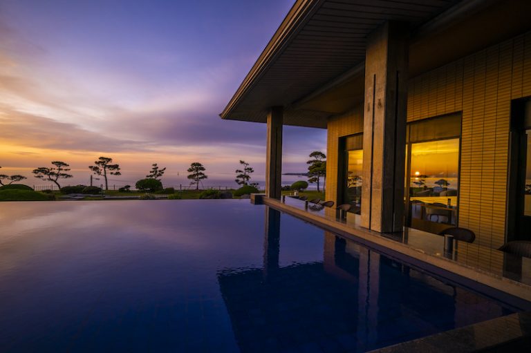 【佐渡島】日本一の夕陽を楽しむラグジュアリー旅のススメ｜HOTEL OOSADO滞在記 | Domani