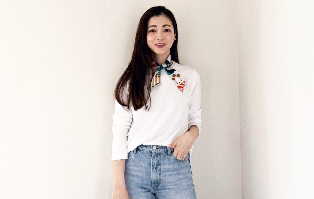 【浅野里絵さんGWコーデ】Day1：帰省のデニムスタイルはエルメスのツイリーで品格アップ | Domani