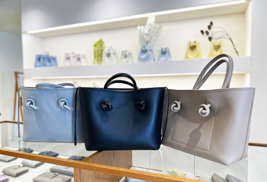 オンもオフも大活躍！【VASIC】秋冬の新作バッグ8選 | Domani