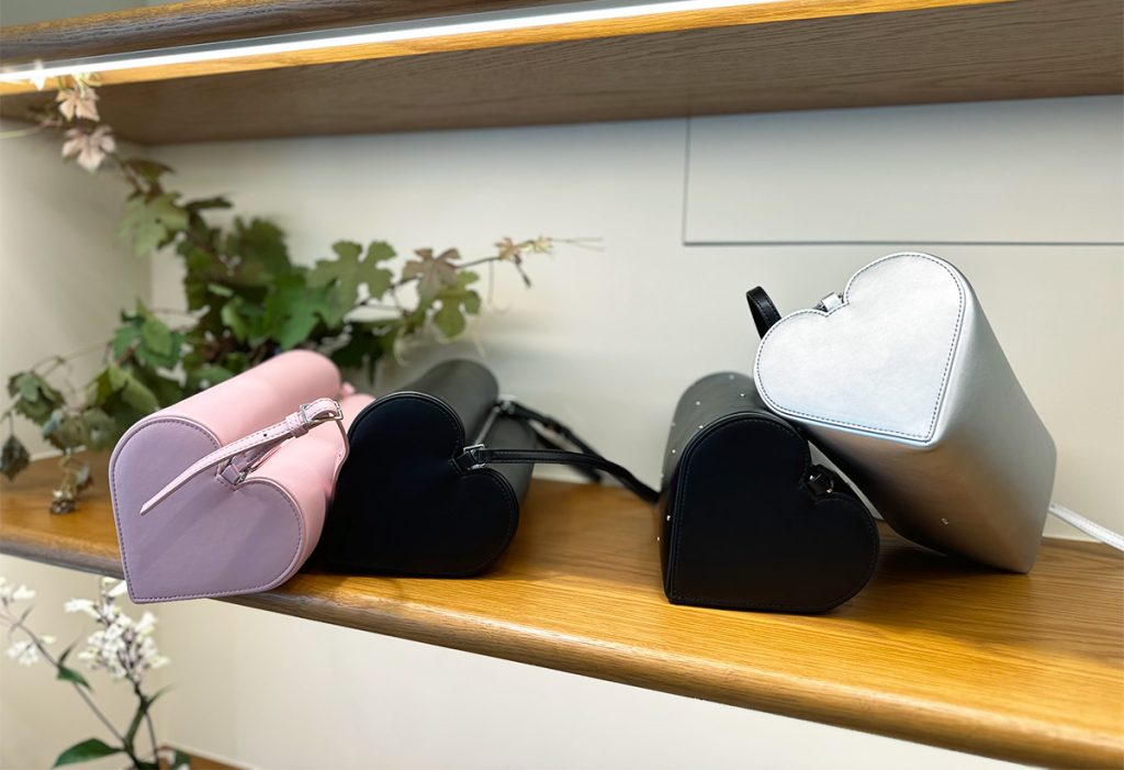 オンもオフも大活躍！【VASIC】秋冬の新作バッグ8選 | Domani